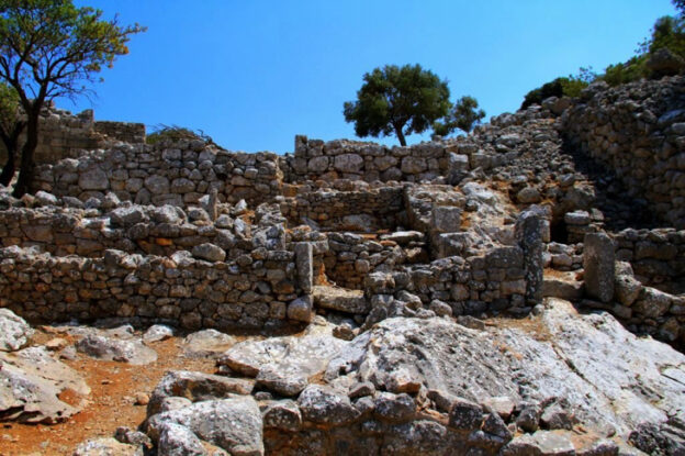 Lato Ancient City: History, Hiking, Tour and Car Rental Guide